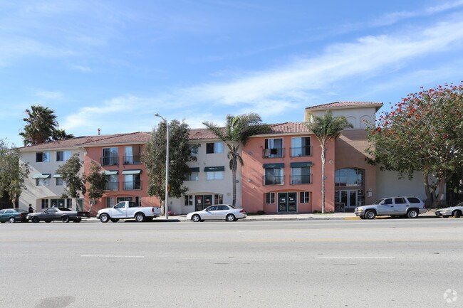 Gateway Plaza Apartments - Oxnard, CA | Apartment Finder